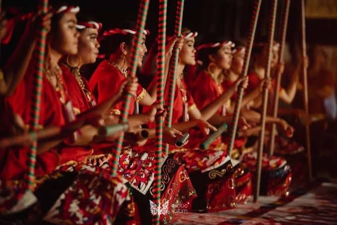 Tari Gantar Menghadirkan Keceriaan dan Keindahan Tradisi Dayak - www ...
